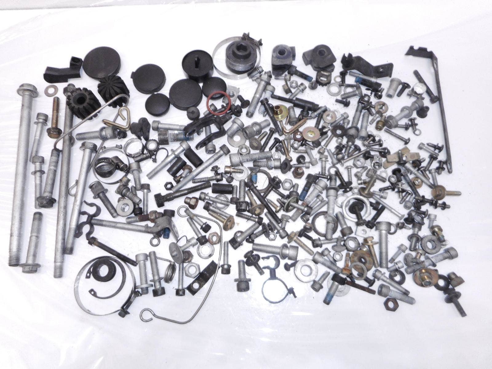 Motory > nekompletní motor > Spojovací materiál, šrouby - různé pro BMW ...