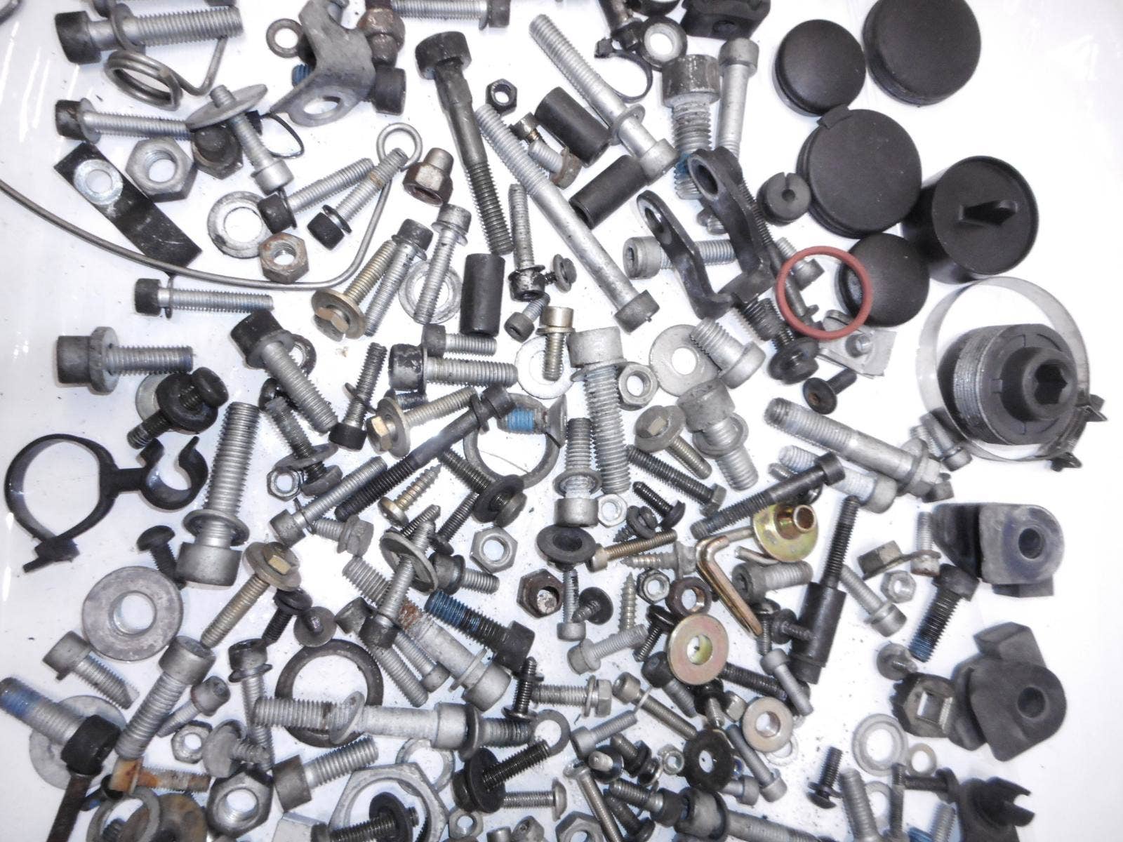 Motory > nekompletní motor > Spojovací materiál, šrouby - různé pro BMW ...
